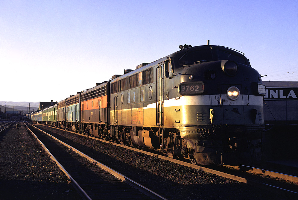 Burlington Northern Railroad: Map, Logo, Locomotives, History