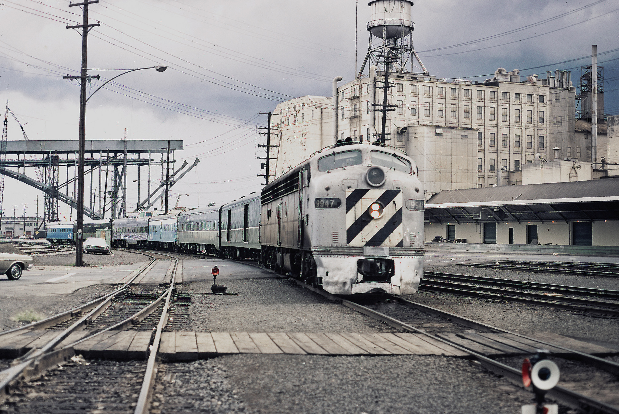 Burlington Northern Railroad: Map, Logo, Locomotives, History