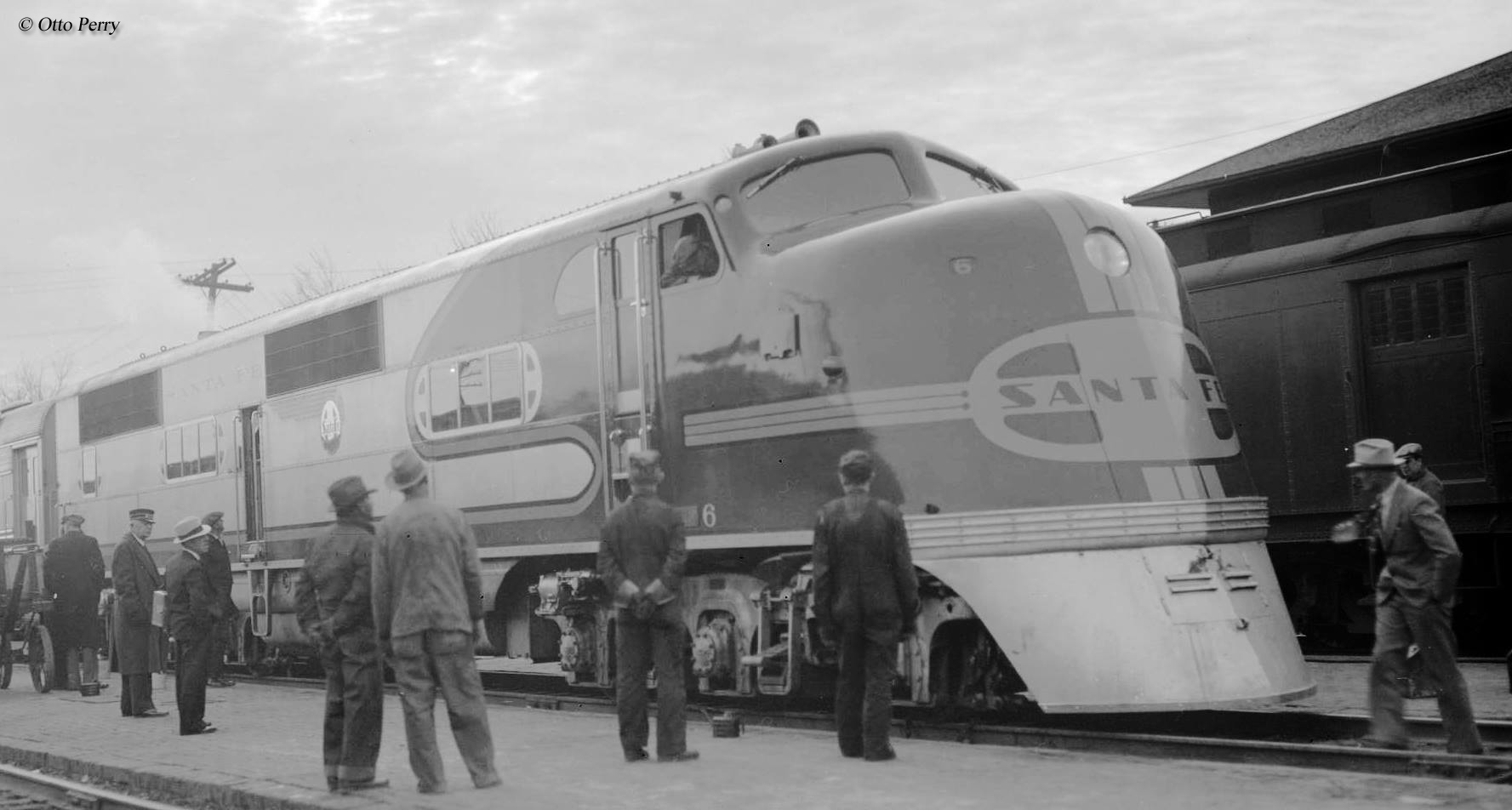 El Capitan at Albuquerque in 1938. A streamlined passenger train ...